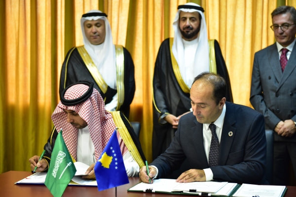 Ministri Aliu dhe Ali Bin Mohammed Rajab, nënshkruan marrëveshjen për ...